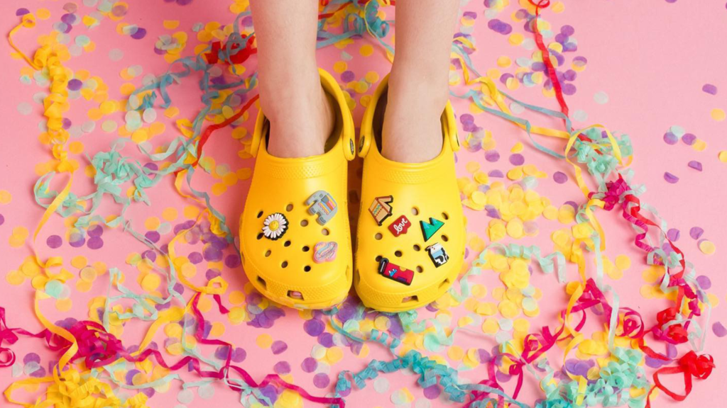 Crocs: De zapatos odiados a ícono viral - Complot Escuela de ...